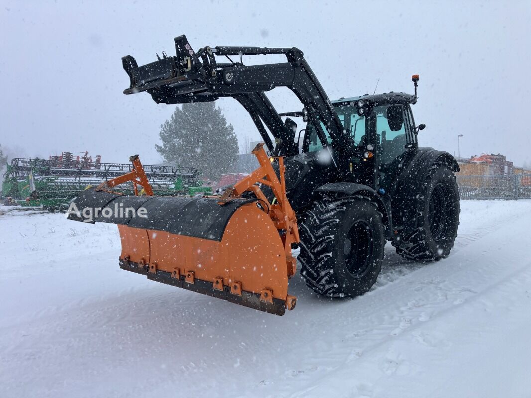 Valtra N175 mit Frontlader und Winterdienstausstattung traktor točkaš