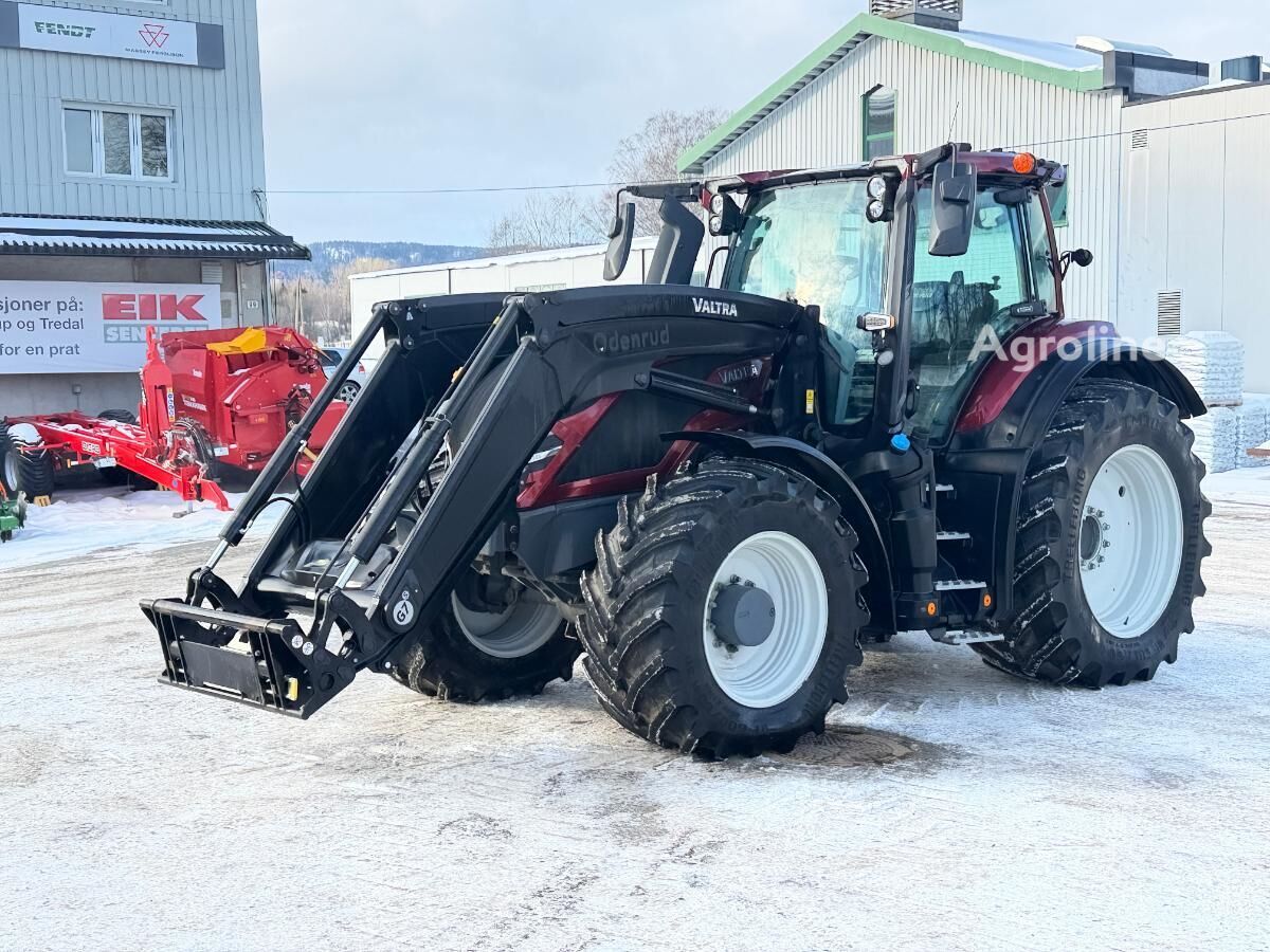 Prodaje se Valtra Q305 traktor med frontlaster / 50 km/t traktor točkaš na aukciji