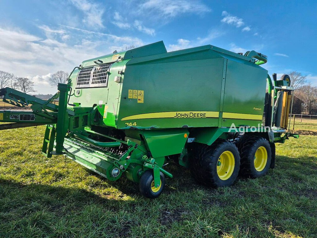 John Deere 744 balirka za okrugle bale
