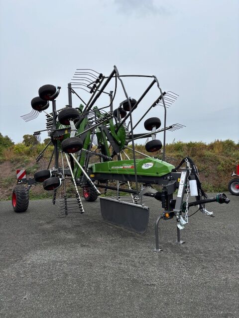 Novi Fendt Former 1000 C PRO sakupljač sena