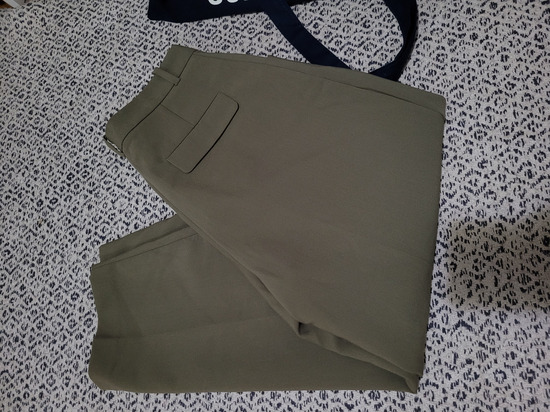 Zara pantalone maslinaste