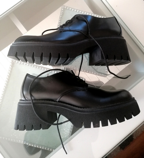 PULL&BEAR NOVE CIPELE SA ETIKETOM 3900