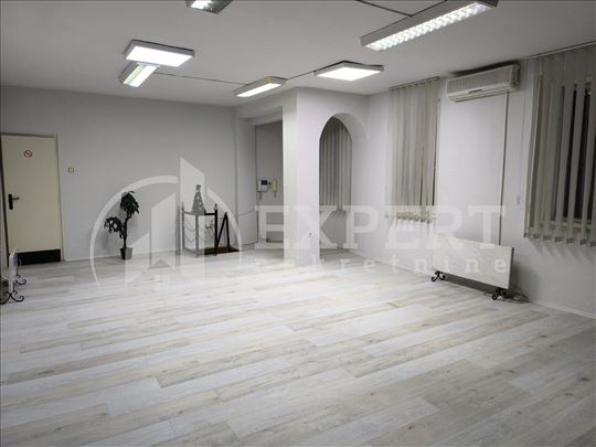 Izdaje se poslovni prostor u centru, 70m2