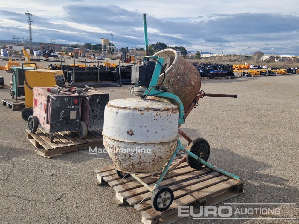 Prodaje se betonsku mešalicu na aukciji