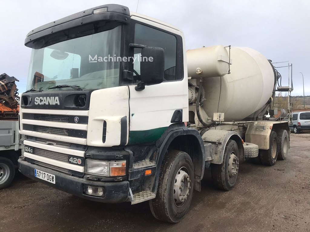 Scania P124CB kamion s mešalicom za beton