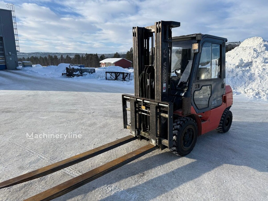 Prodaje se Toyota 62-7FDF30 – 3 tonns diesel gaffeltruck m/hytte – 2004 mod dizel viljuškar na aukciji