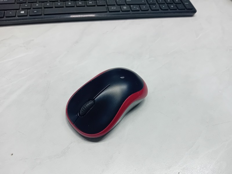 Logitech M185 bežični miš ispravan sa svojim risiverom
