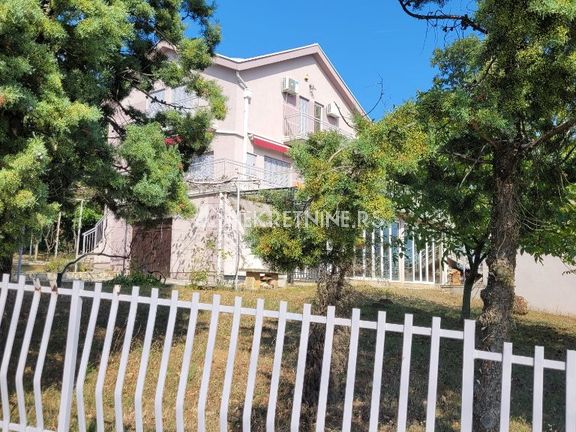 Kosmaj, Koraćica, vila, 300 m2, 19 ari placa, 198.000 Eura