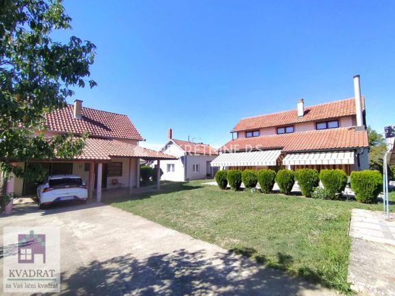 Tri stambena objekta - kompletno opremljeno, 20 ari placa, Stepojevac centar – 150 000€