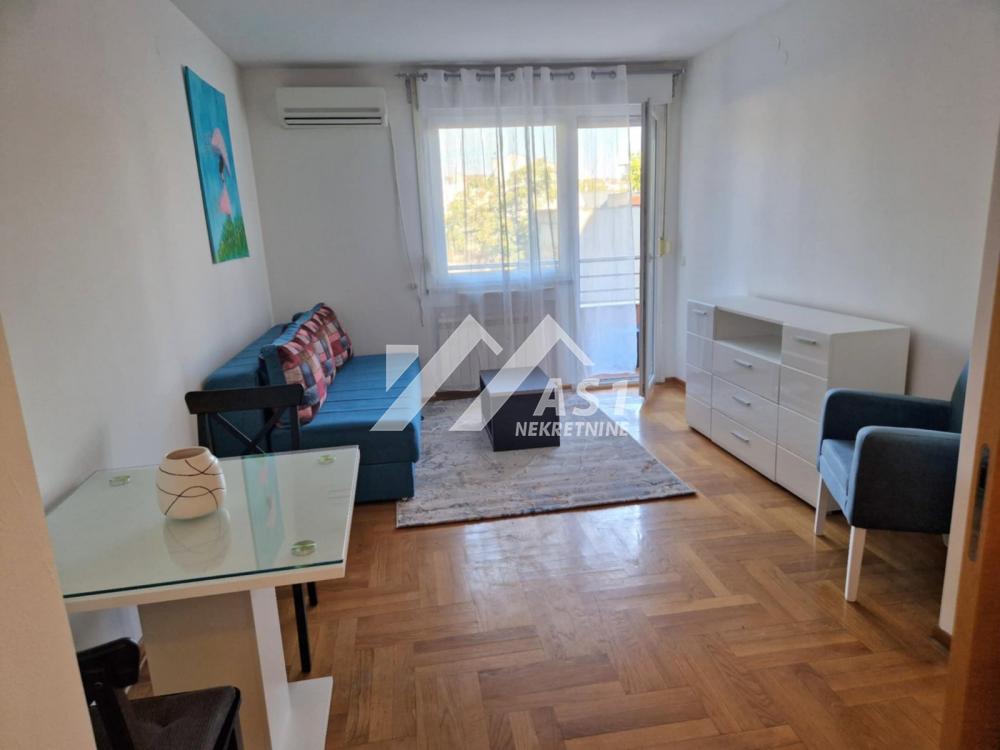 IZDAJE SE DVOSOBAN STAN U CENTRU-pet friendly ID#5648
500 €