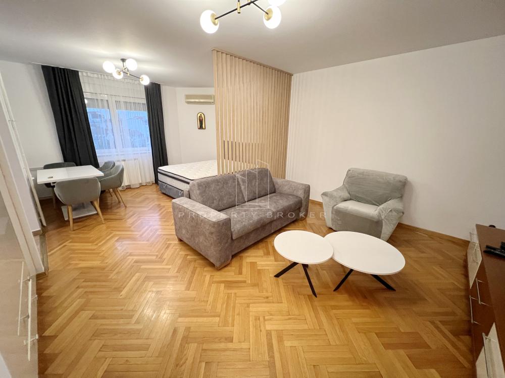 Centar grada, namešten, svetao stan ID#4175
550 €