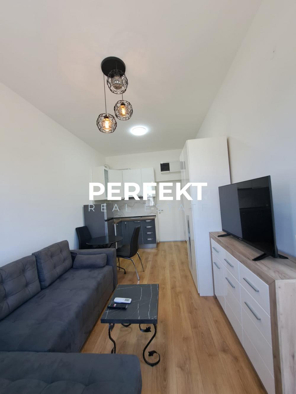 Centar, 22m2, prvi sprat, namešten
300 €