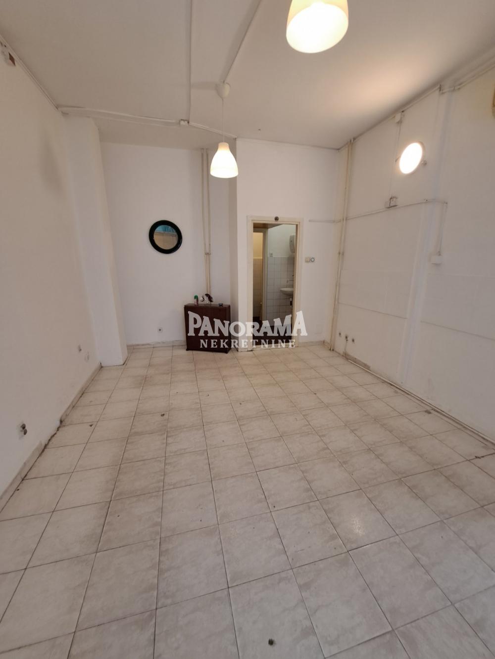 Čukarička Padina-Lokal 24m2 ID#3308
300 €