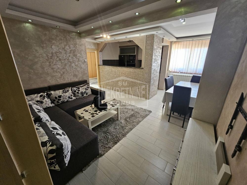 Subotica-Prozivka-trosoban stan u odličnoj zgradi, kompletno namešten ID#2063
99.700 €