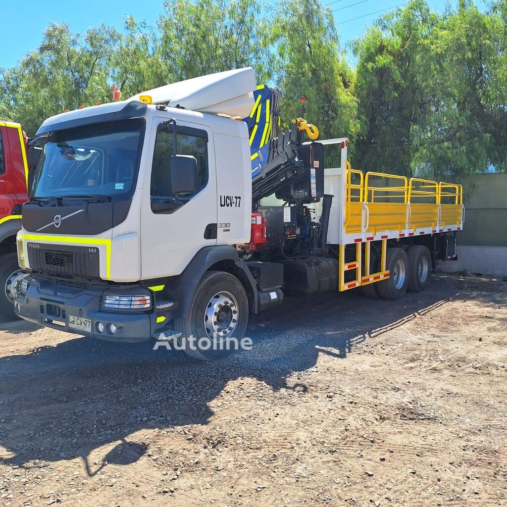 Volvo VM 330 kamion s ravnom platformom