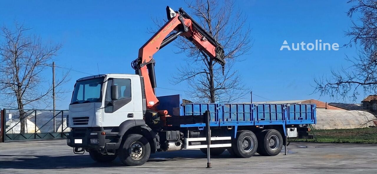 IVECO 310 PALFINGER PK 27002 6×4 kamion s ravnom platformom