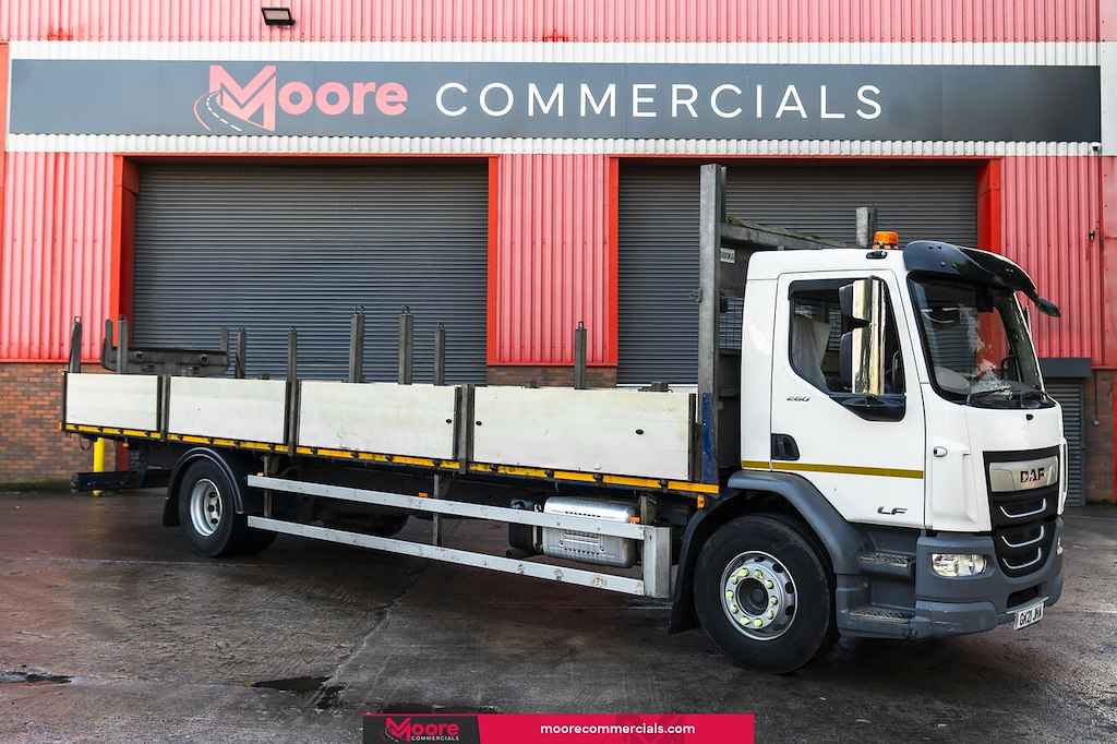 DAF LF 260 FA 18T 30FT Day Cab kamion s ravnom platformom