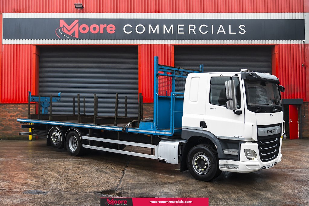 DAF CF 370 FAR 26T 29FT Sleeper Cab kamion s ravnom platformom