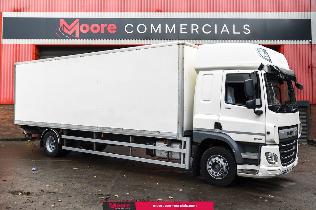 DAF CF 260 FA 18T 28FT Space Cab kamion furgon