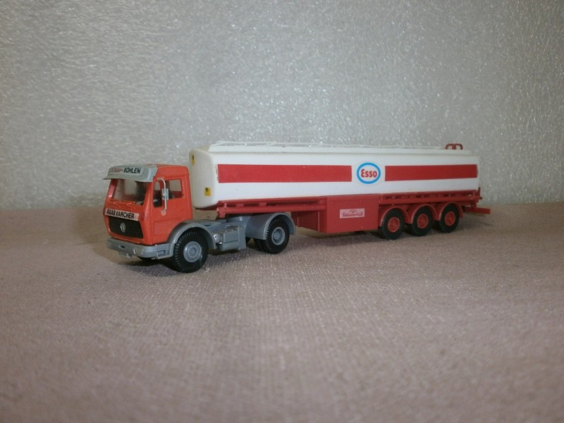 Kibri -Mereceds -šleper cisterna "Esso" 1:87 - ( F-28)