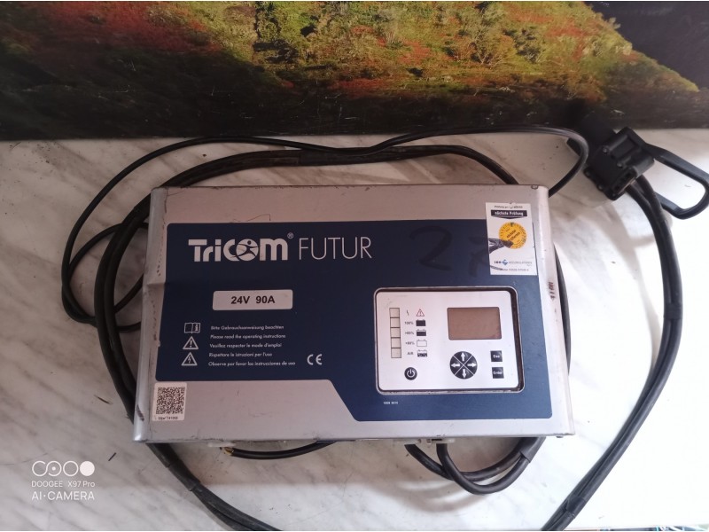 dva punjaca za elektricne viljuskare