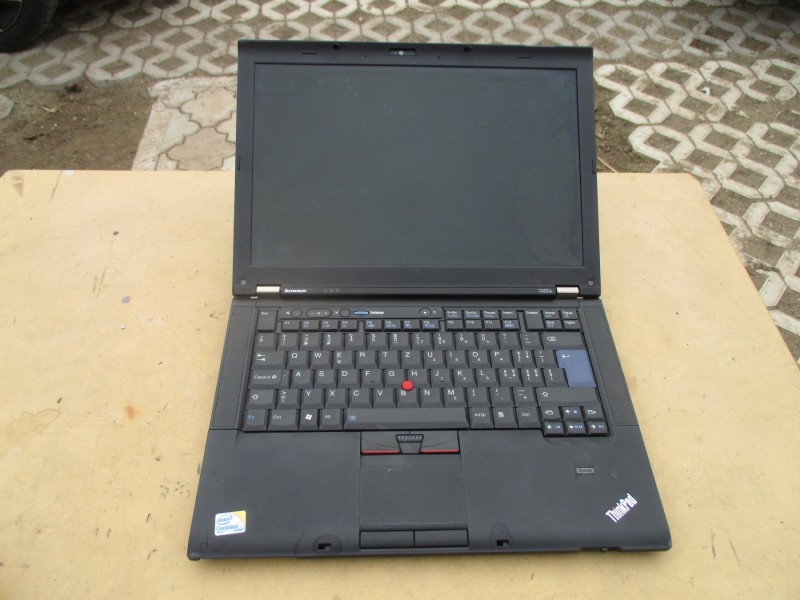 45.LENOV ThinkPad T400s laptop za delove