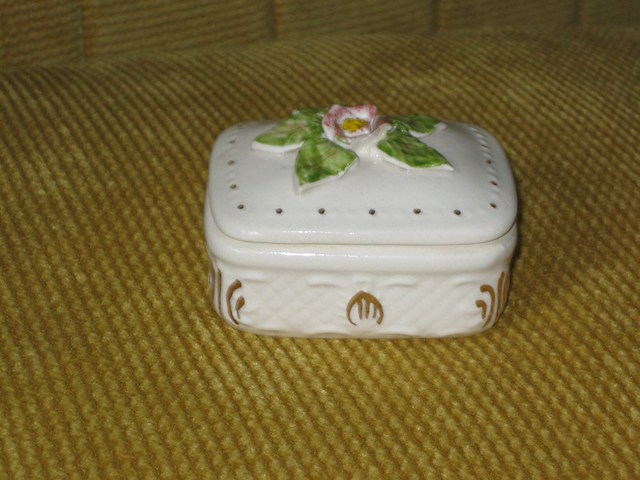 FENA PORCELAN MALA KUTIJA ZA NAKIT