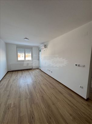 Izdajem jednoiposoban postanamesten stan 47m2-230€