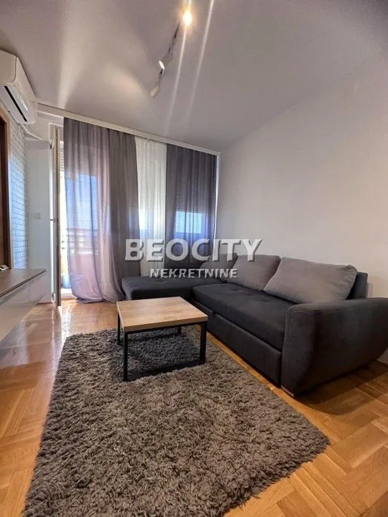 Izdavanje, stan, 43m², Centar, Novi Sad
