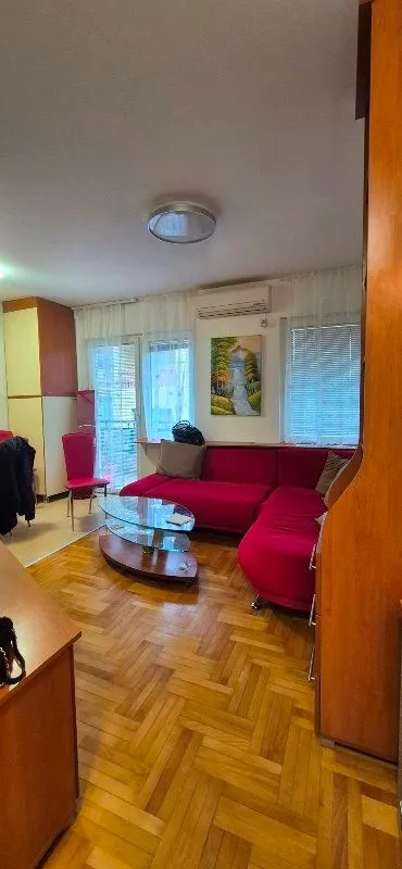 Izdavanje, dvosoban stan, 32m², Šumice, Beograd