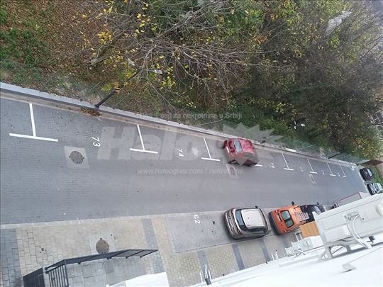 Idajem parking mesto u zgradi Železnička stanica