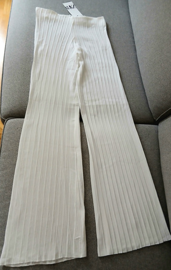 ZARA plisirane pantalone.Novo.