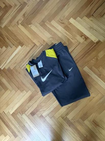 NOVO Nike original decija siva trenerka 14/16