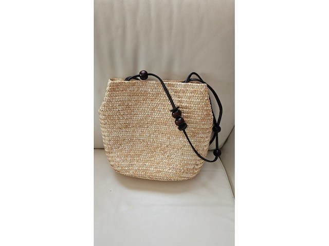 Raffia pletena bucket torba sa drvenim perlama