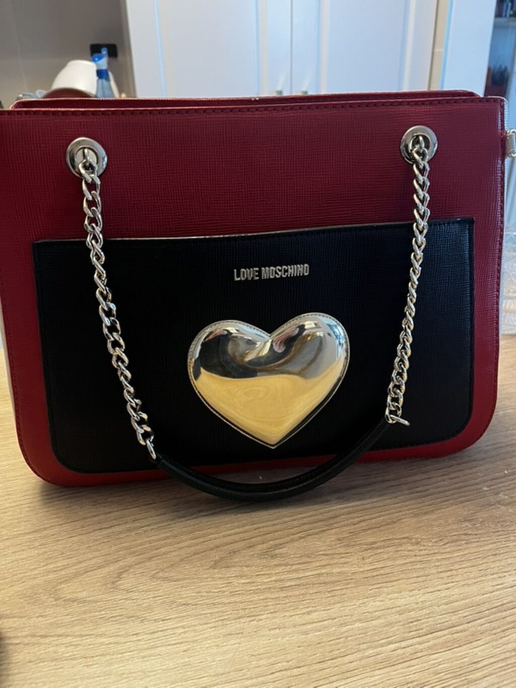 Love Moschino ženska torba – model sa lancem i metalnim srcem -