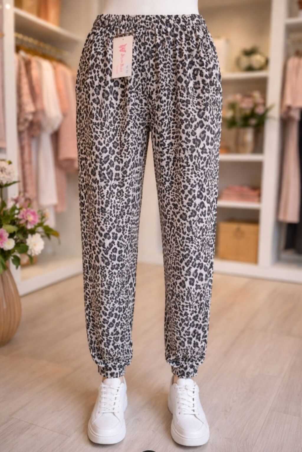 Ženske pantalone sa leopard printom - Dizajn: leopard uzorak u sivim