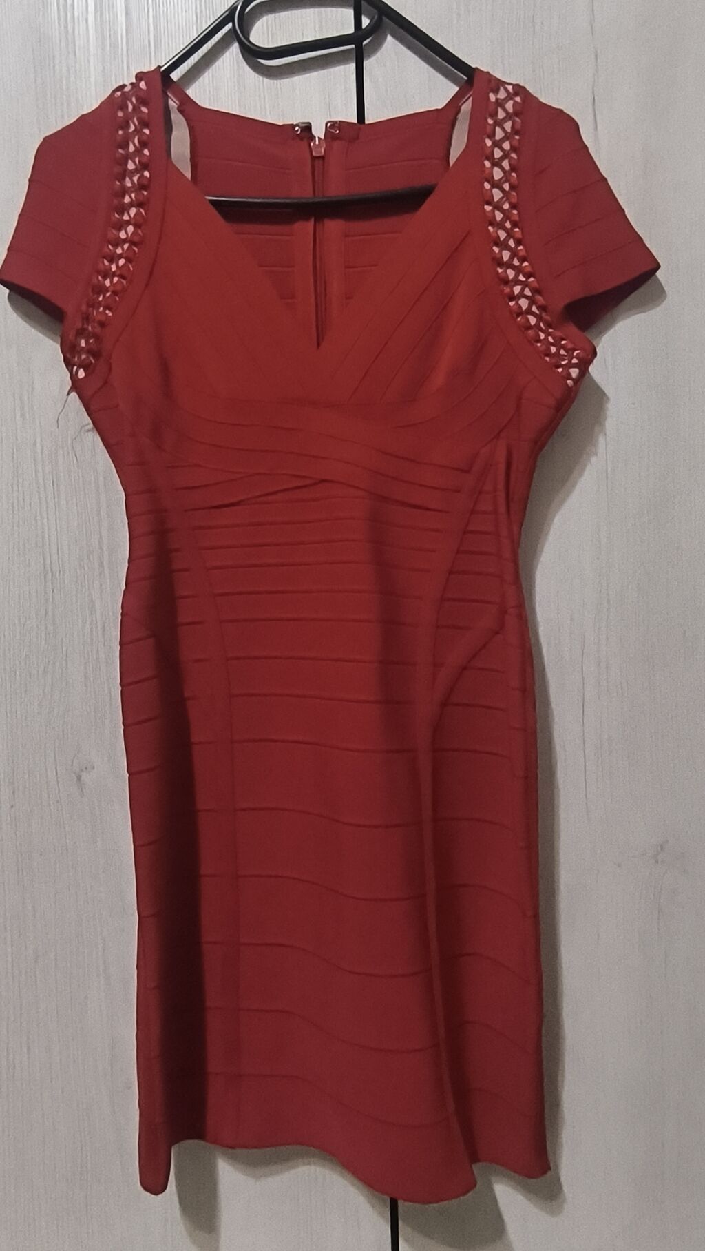 Crvena herve leger haljina s kratkim rukavima s/m - Model: pripijena