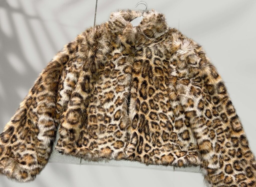 Kratka jakna od veštačkog krzna sa leopard printom Ima vise velicina -