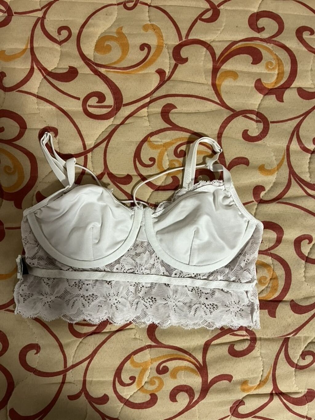 Beli čipkani bralet/top - Model: duži čipkani bralet sa žičanom