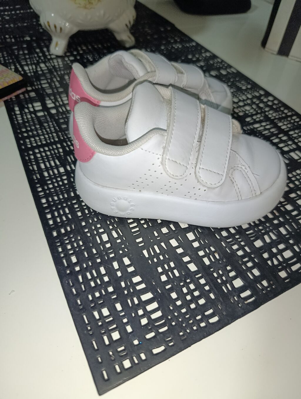 Dečje patike adidas – bele sa roze detaljem - Model: adidas