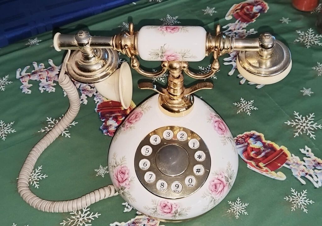 Retro fiksni telefon sa cvetnim motivima i zlatnim detaljima - Tip
