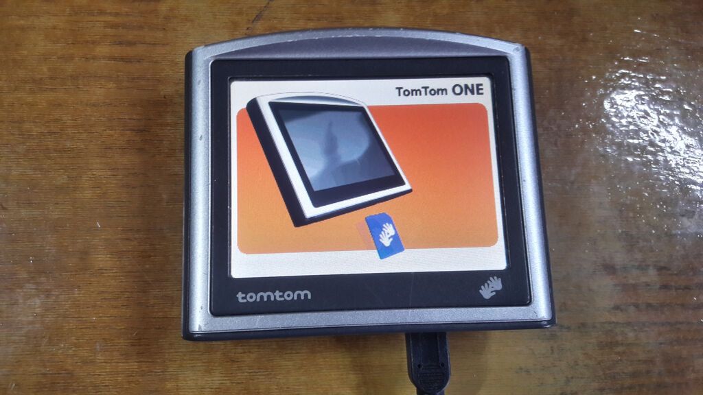 TomTom ONE CPU: 380 MHz 89 mm (3.5 inch), 320 x 240 full color TFT LCD
