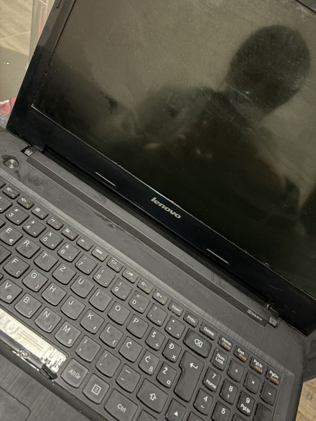 Lenovo G50-30 U dobrom je stanju ali je tastatura pokvarena i baterija
