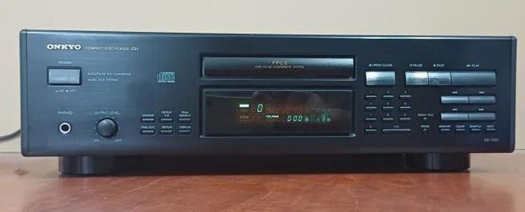 CD Player Onkyo DX-7051. Hvala sto kupujete kod nas CD Player Onkyo