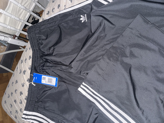 SNIZENE Adidas pantalone NOVO!