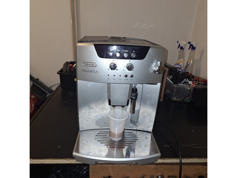 DeLonghi Magnifica kafeaparat sa mlinom type ESAM04.120