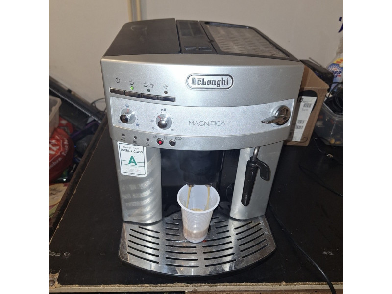 DeLonghi Magnifica kafeaparat sa mlinom type ESAM 3200.