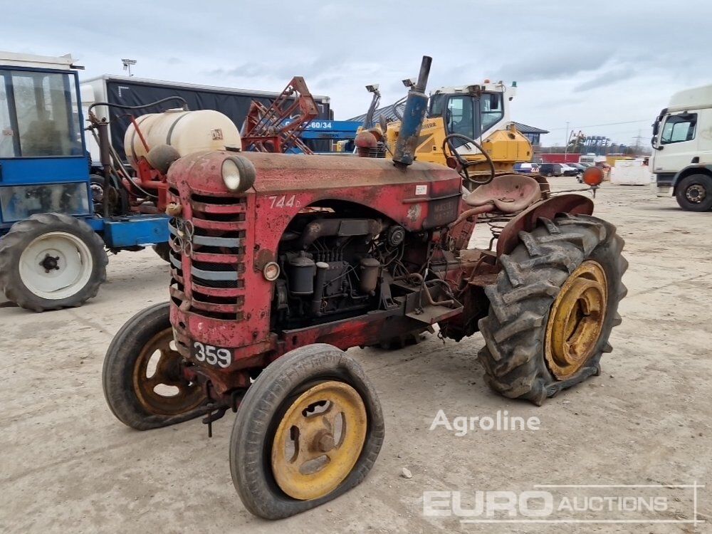 Prodaje se Massey 744D traktor točkaš na aukciji