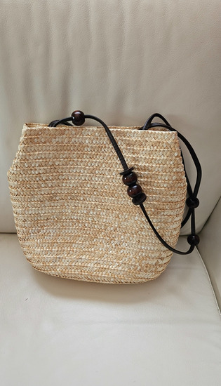 %Raffia pletena bucket torba sa drvenim perlama