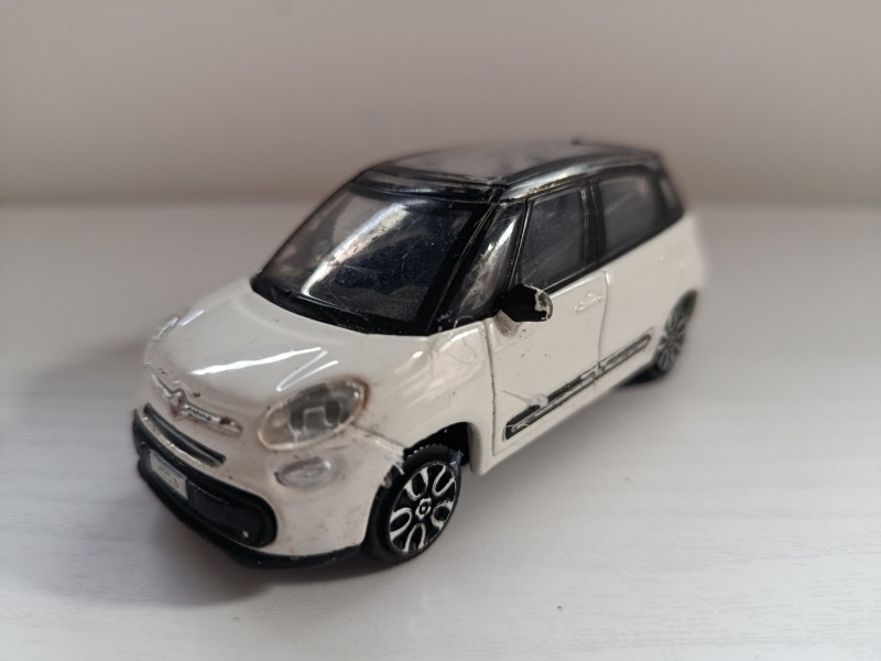 FIAT 500L, Burago, 1:43
